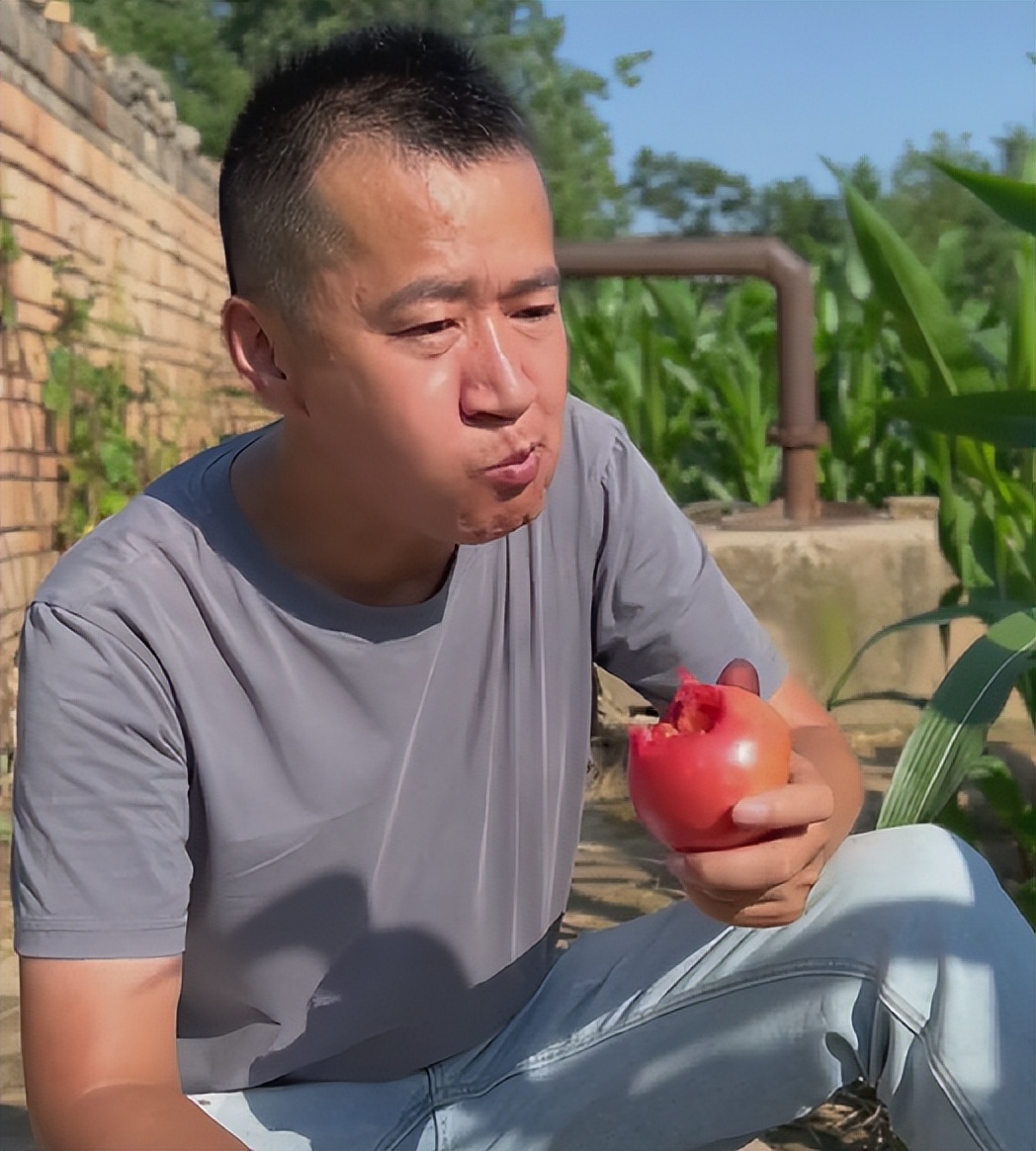 The actor Li Jiaming is eating in the field, steamed bread with ...