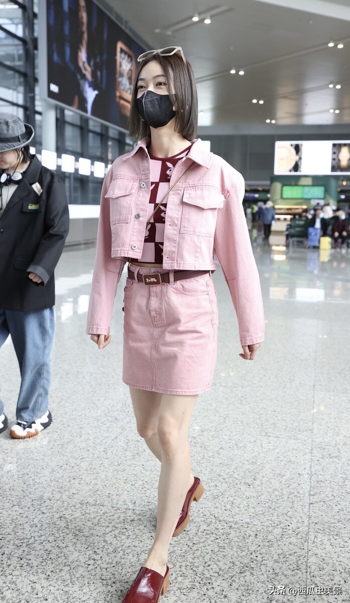 Wu Jinyan appeared at Shanghai Airport, full of vitality in a pink suit ...