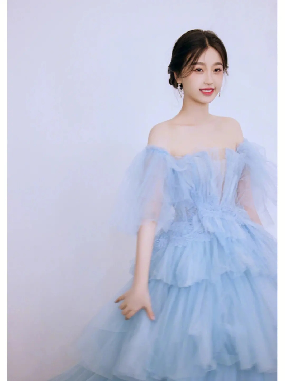 The old photos of Yu Shuxin's swimsuit exposed her slender arms, her ...