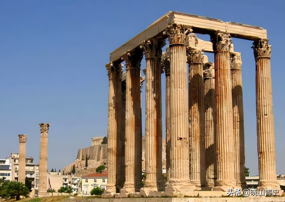 What are the characteristics of the architecture of the Greek Classical ...