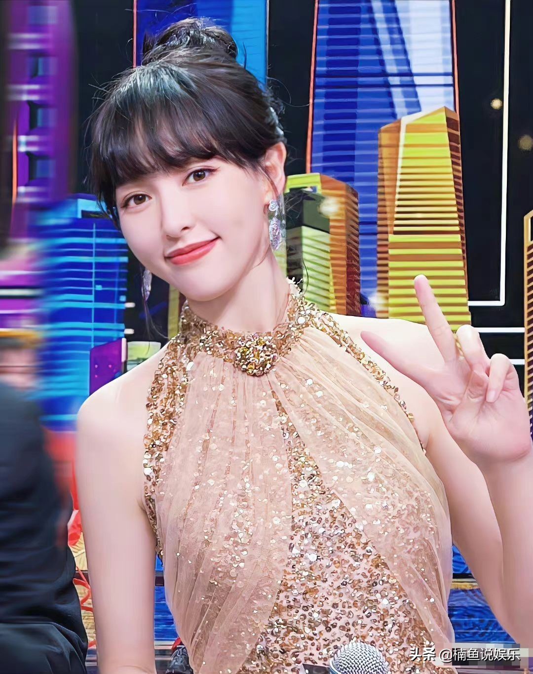 After Tong Liya, Tang Yan hosted the Dragon TV Spring Festival Gala ...