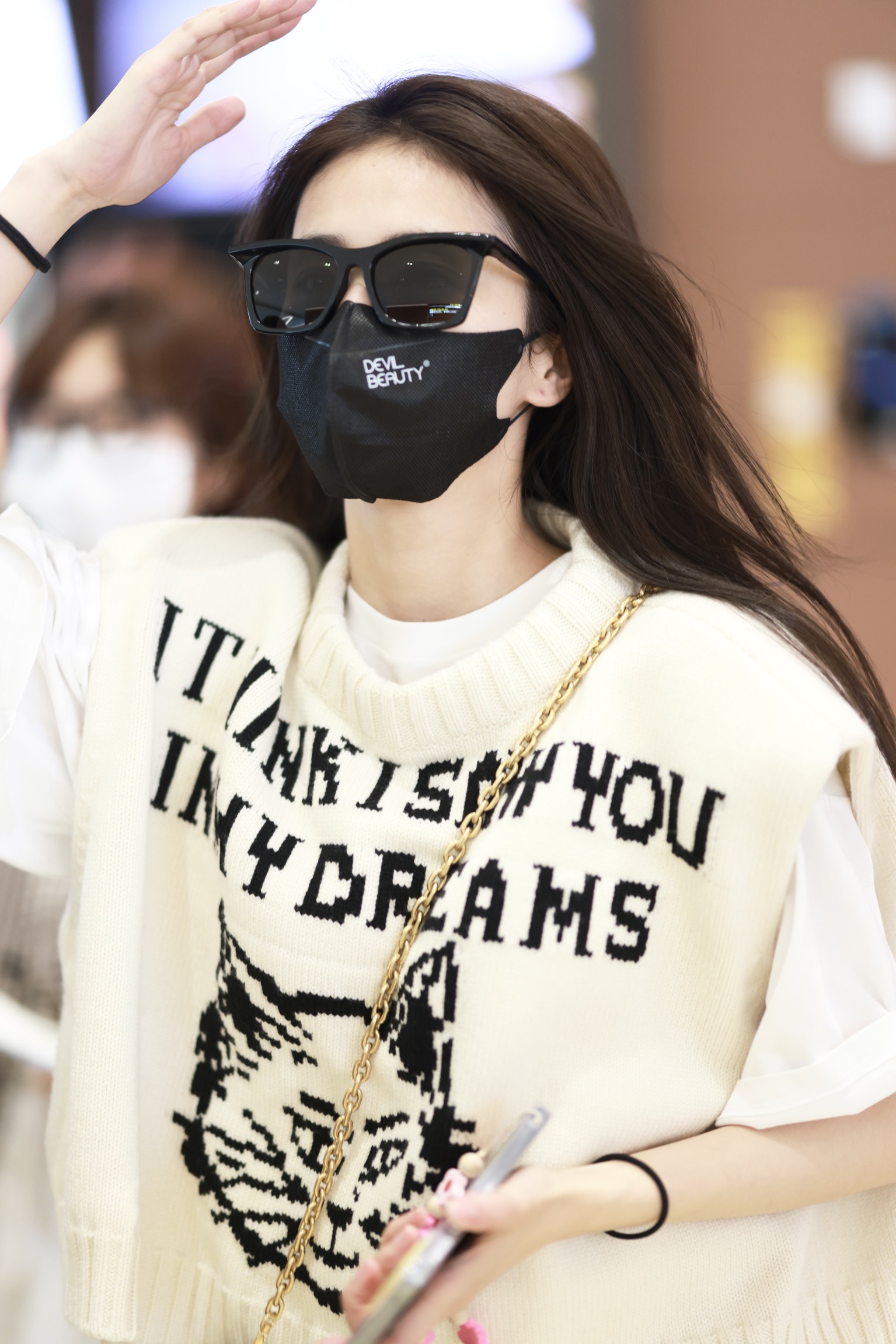 Bailu appeared at the airport fully armed, with flowing hair and ...