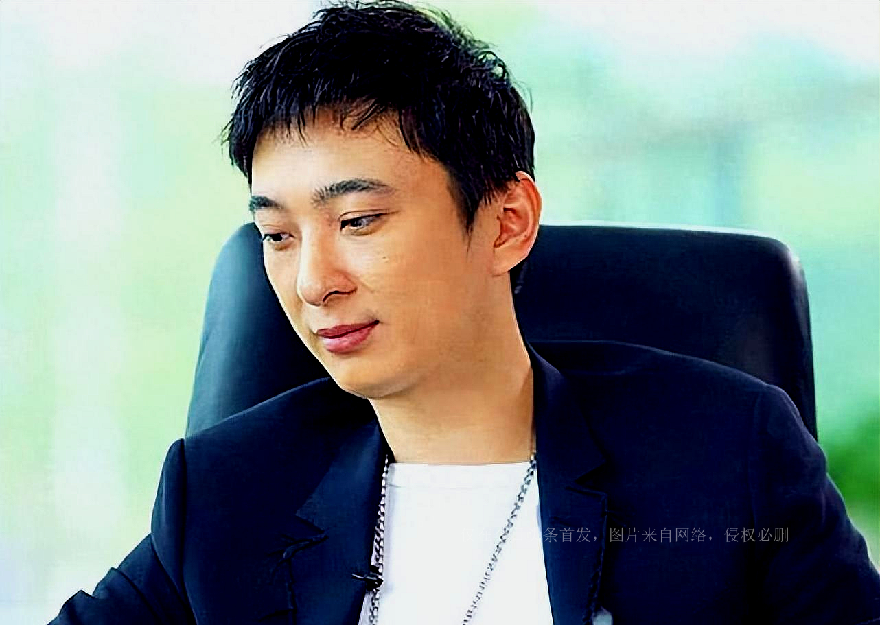 Wang Sicong showed up as the best man, standing in a corner to avoid ...