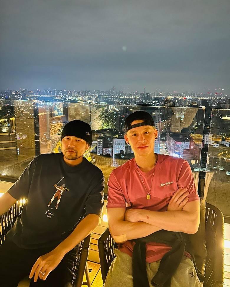 Jay Chou posted a photo with Jeremy Lin: I haven't seen you for a long ...