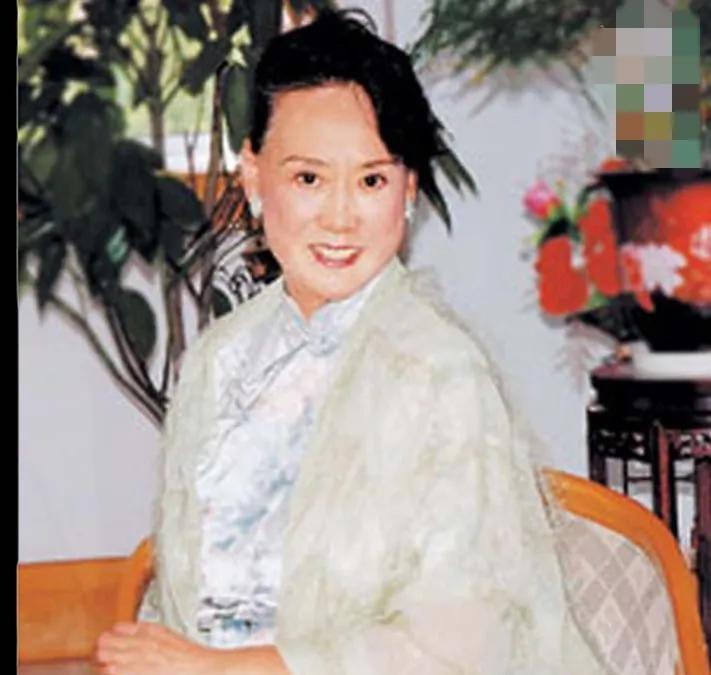 In 1966, a group photo of Li Zongren and his wife in the apartment ...