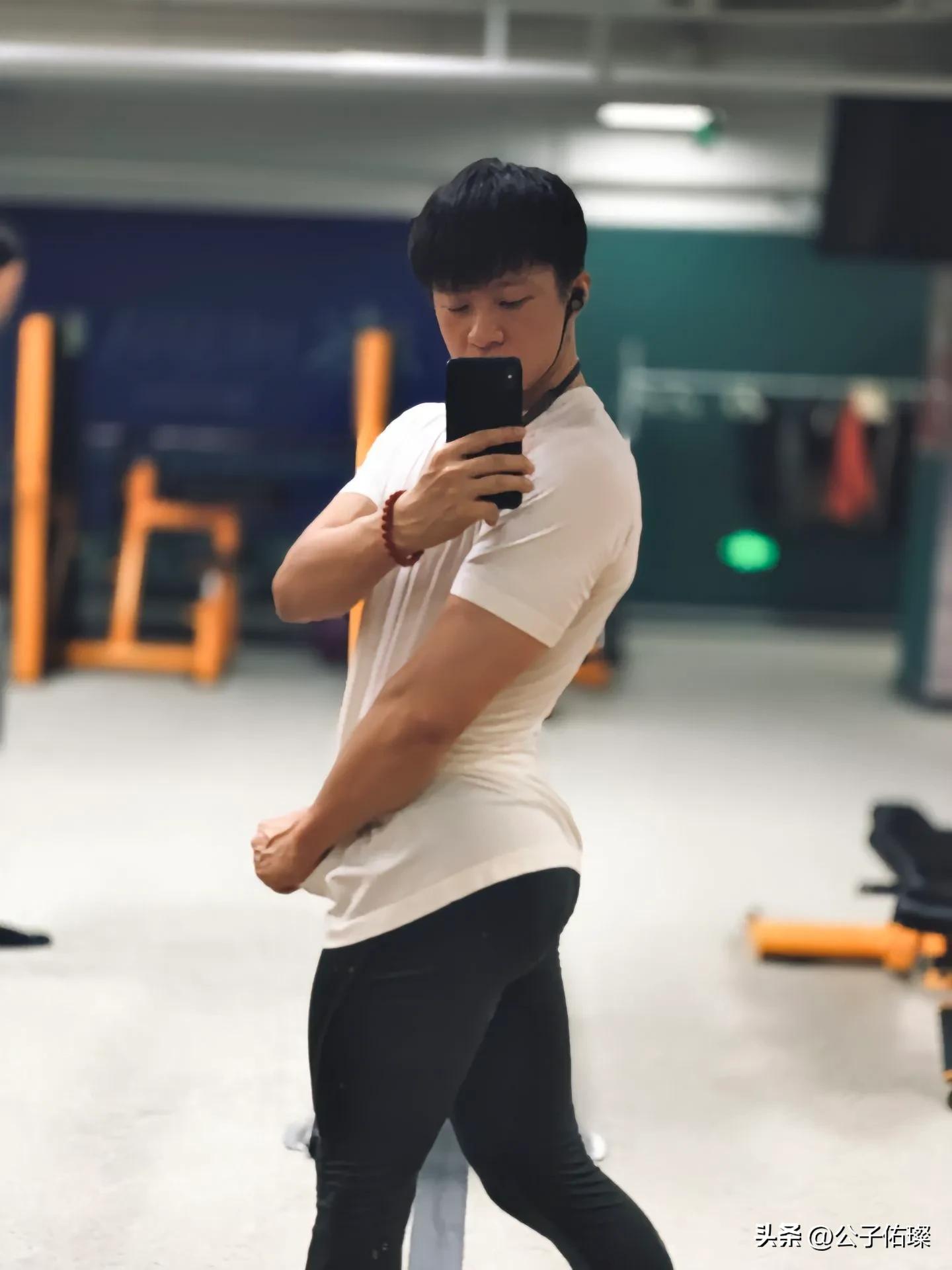 The perfect combination of back muscles and buttocks shows the charm of ...