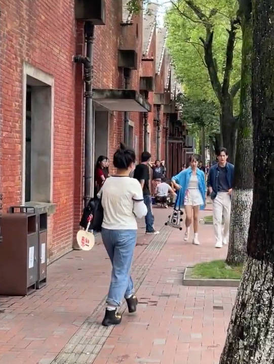 Song Qian and Zhou Yumin were filming and were met by netizens in the ...