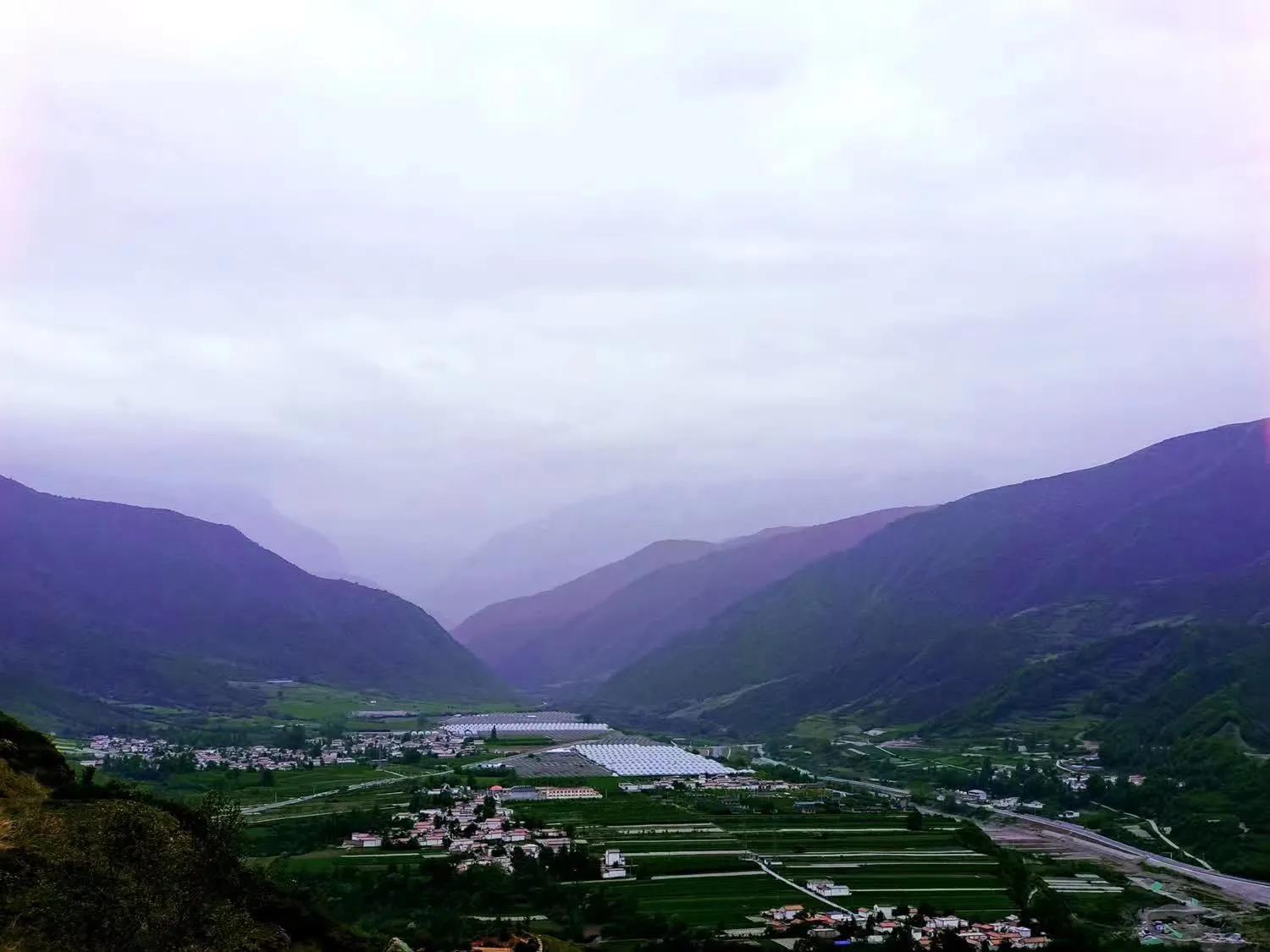 Cycling alone. Er Zi Xi Liang - iNEWS