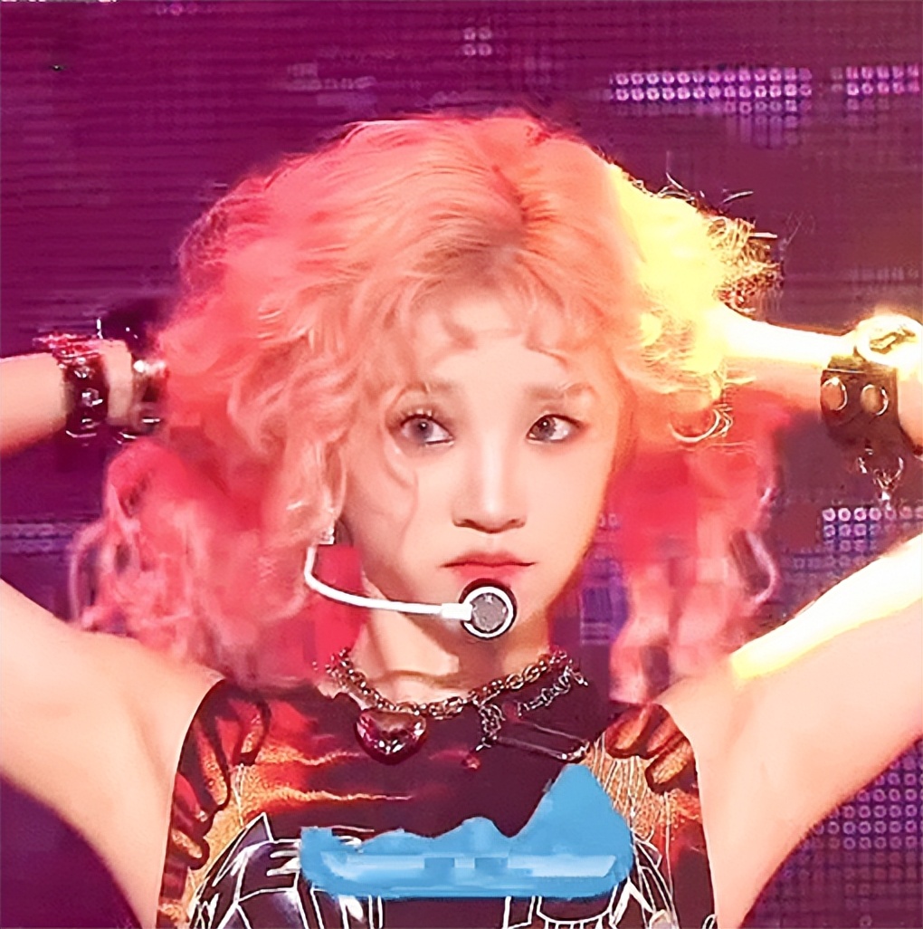 Song Yuqi's pink curly hair rock style, cute and wild!Netizen: The rock ...