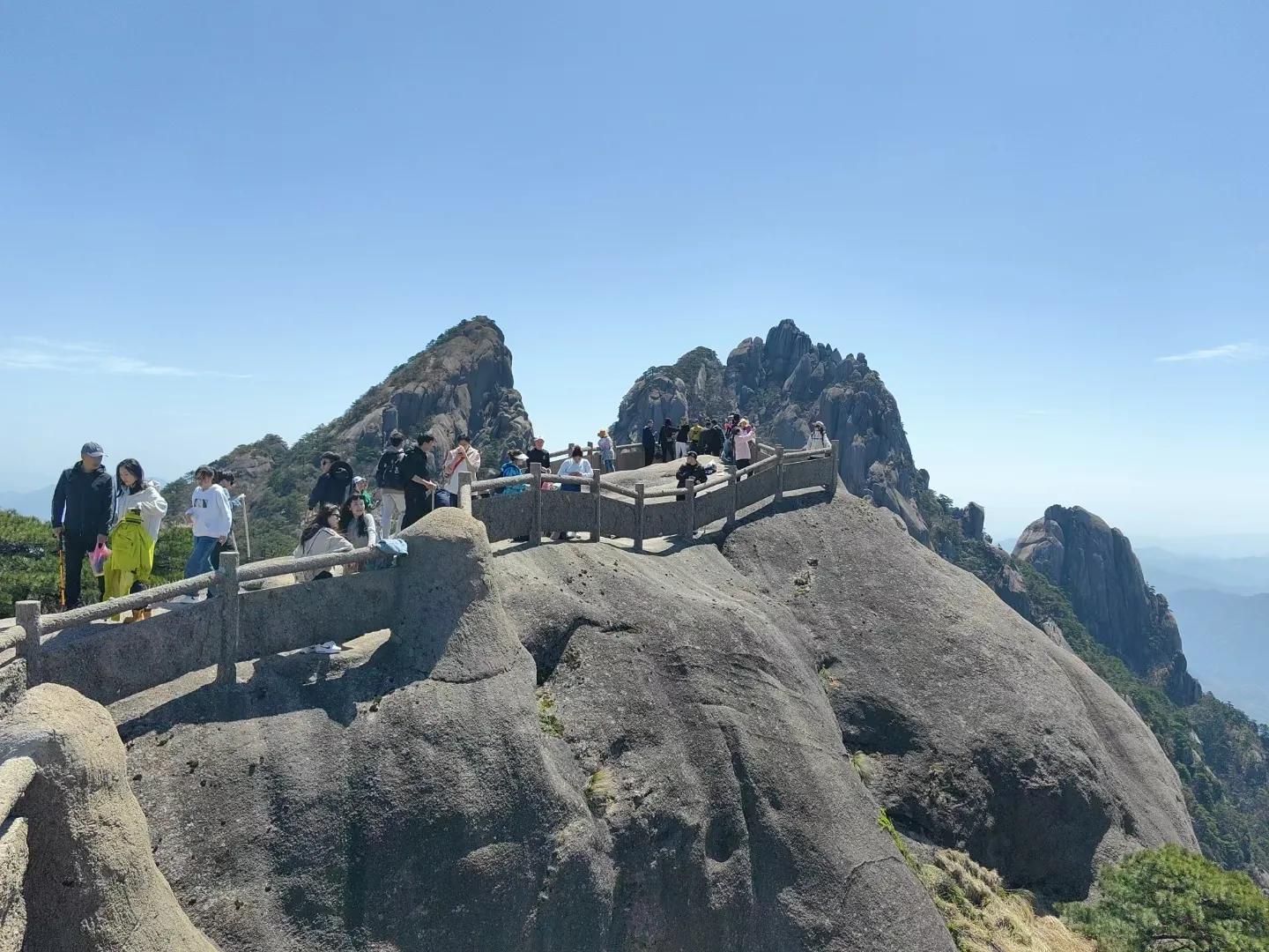 I finally climbed to the Guangming Peak, the second peak of Huangshan ...