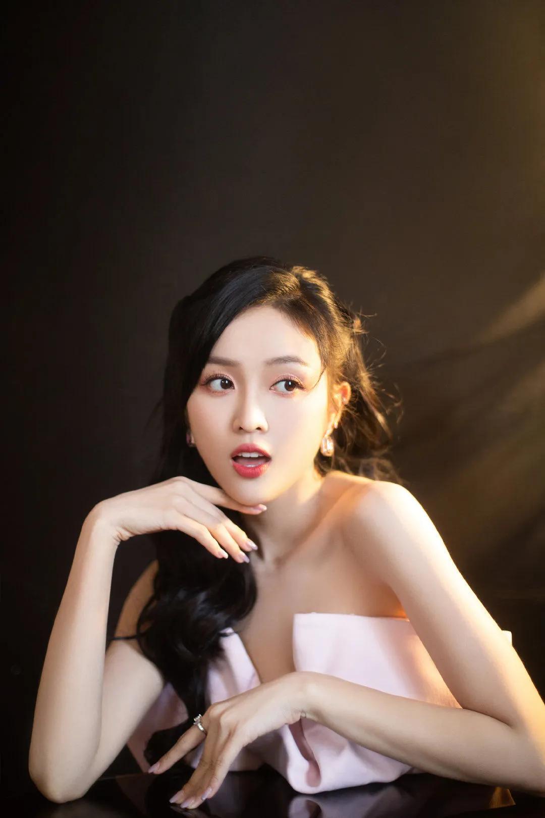 Wu Xuanyi's high-heeled feet - iNEWS