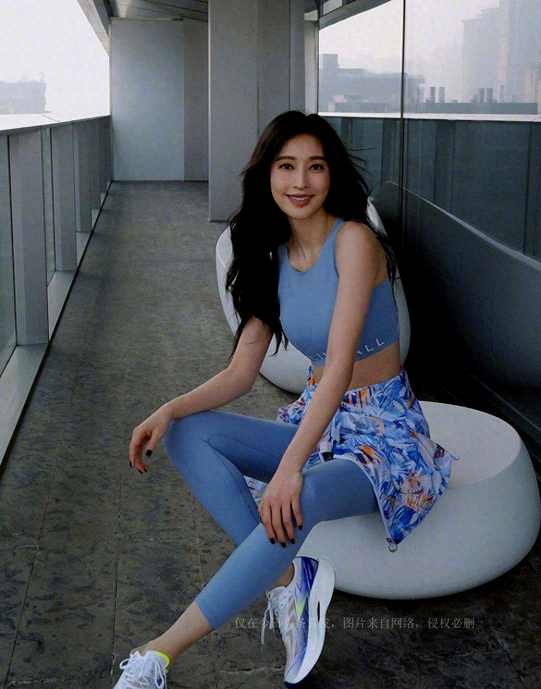 37-year-old Zhang Li posted fitness photos, wearing yoga pants to show ...