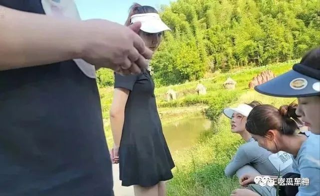 Tong Jincheng traveled with his 15 female anchors, the barrage was full ...