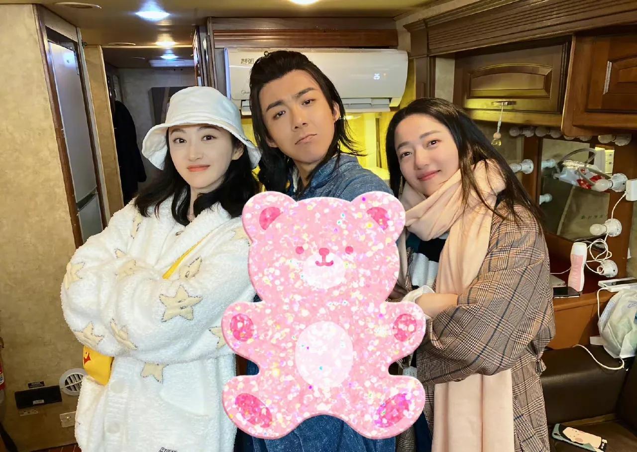 Jing Tian took a group photo with Liu Yuning in the visiting class ...