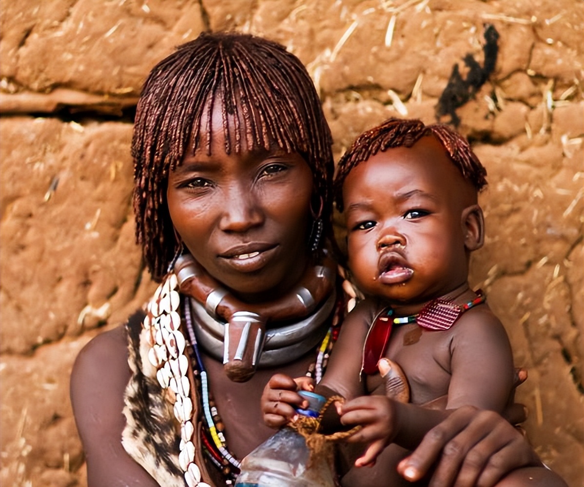 African "red mud" tribe, women are "naked" as beauty, and the ...