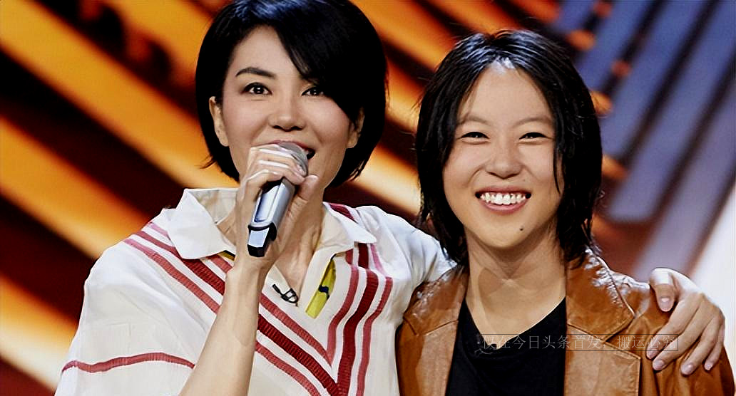 Dou Jingtong took her younger sister to the airport. The younger sister ...