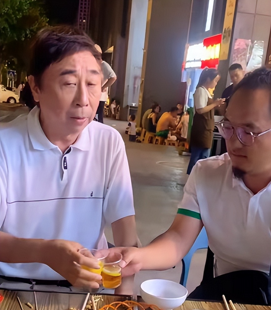 The 64-year-old Feng Gong has no one known by the street, with a flushed face and a great ...