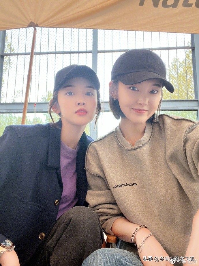 Tang Yixin and Zhang Jianing take a group photo when they travel - iNEWS