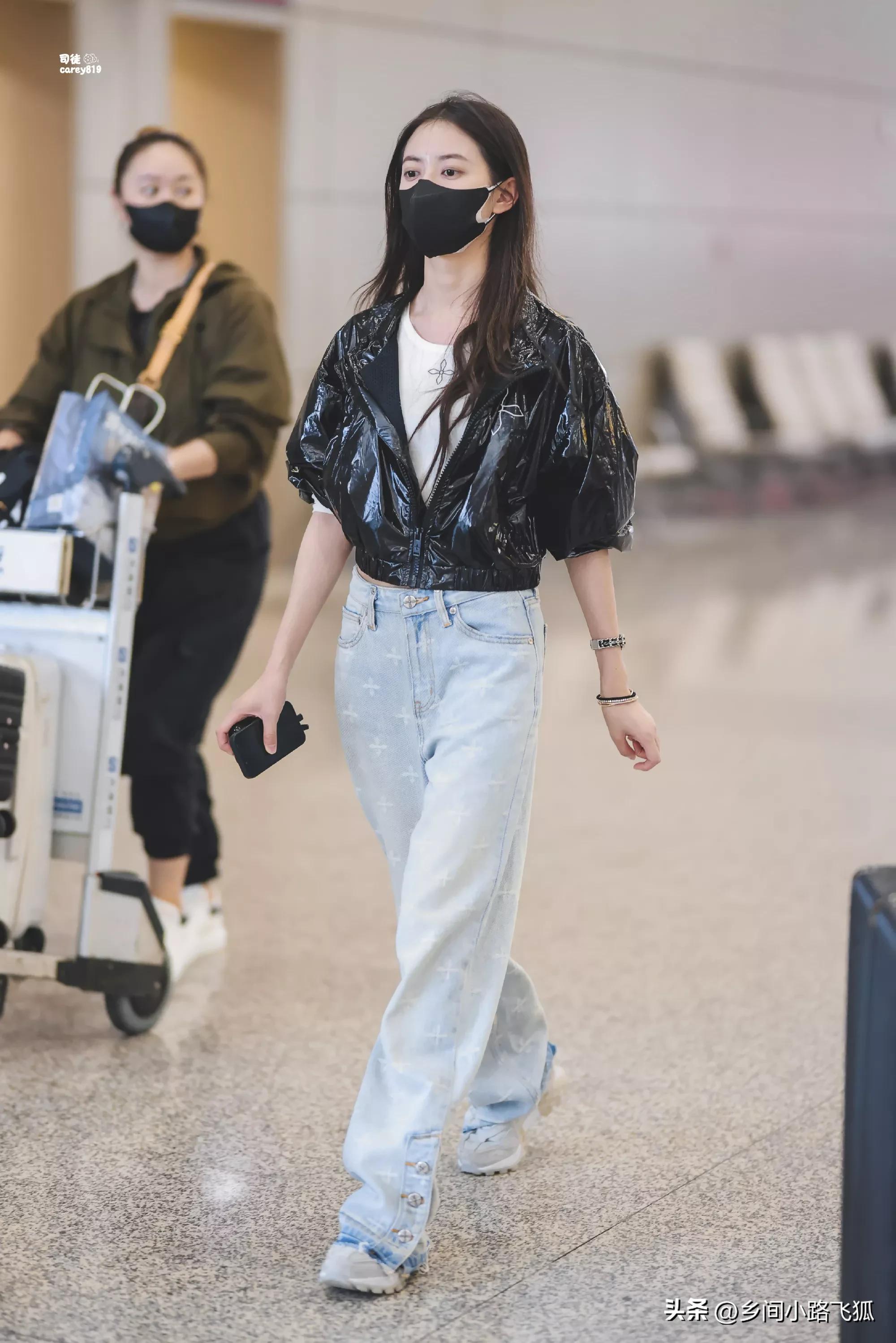 Chen Yuqi appeared at Chengdu Airport, Dali Qiqi arrived, wearing a ...