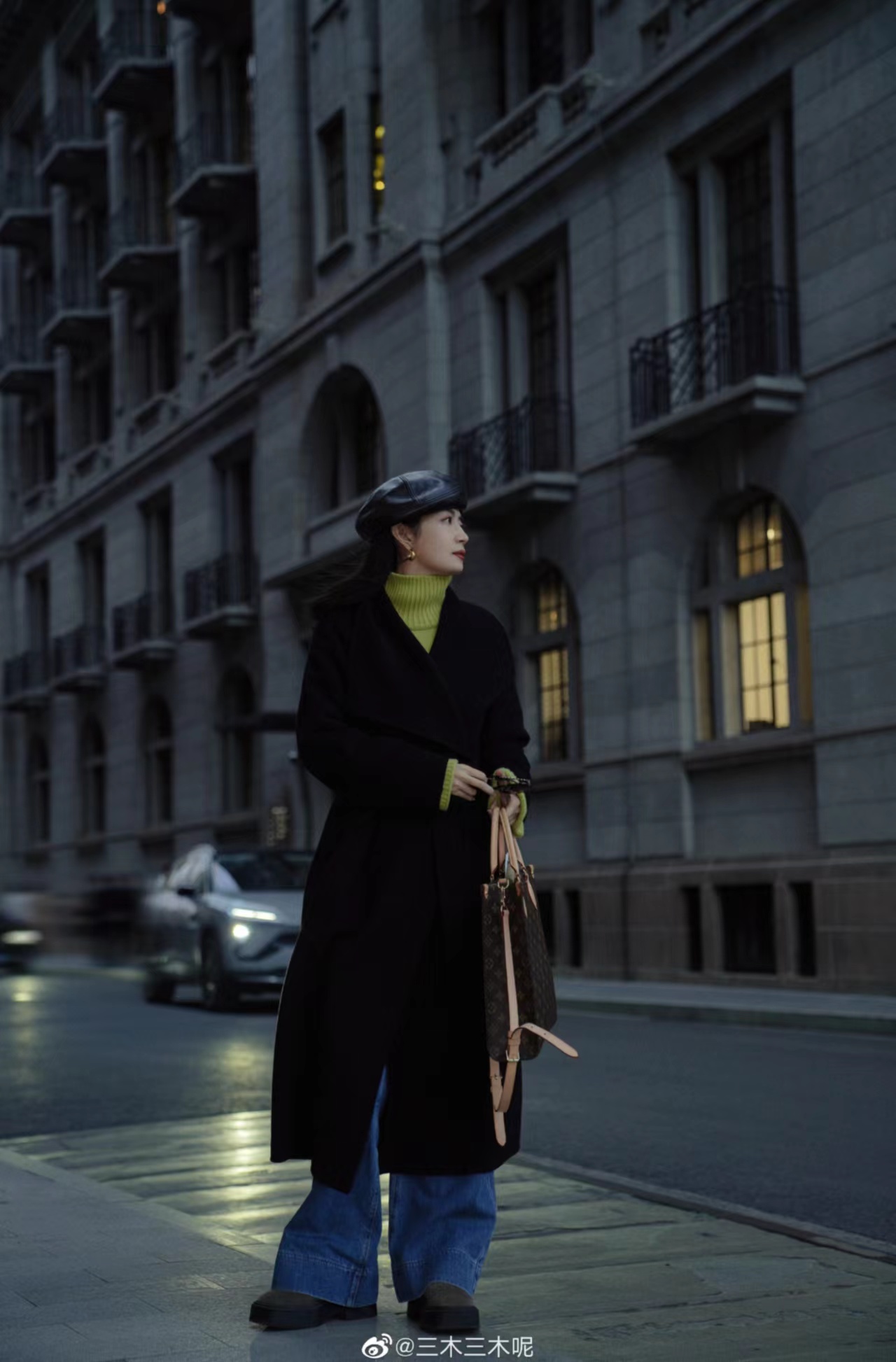 Follow Miki blogger to learn to wear, avocado sweater and black coat ...