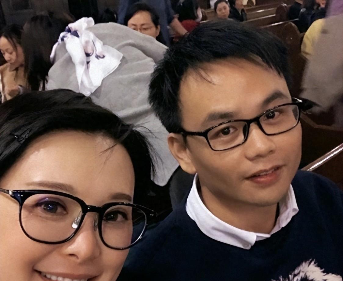 51-year-old Yuan Li is not afraid of the secular world. He takes his 11 ...