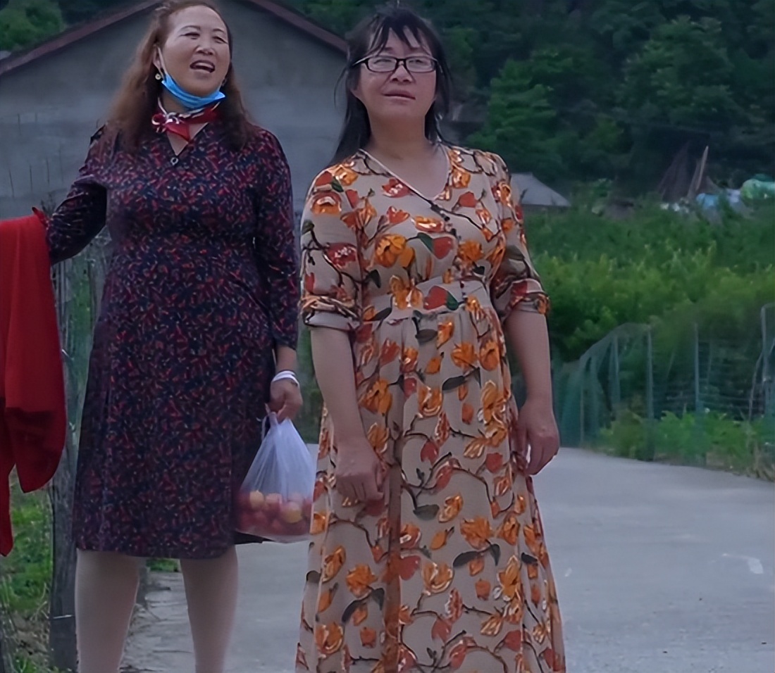 Pregnant?Yu Xiuhua's lower abdomen bulged obviously, and she was ...