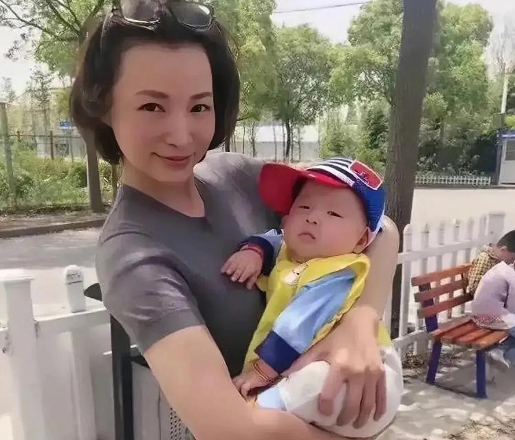 CCTV host Dong Qing appeared in the countryside, wearing short-sleeved ...