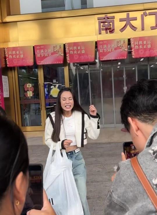 57-year-old Li Ruotong appeared at the Small Wild Goose Pagoda in Xi'an ...
