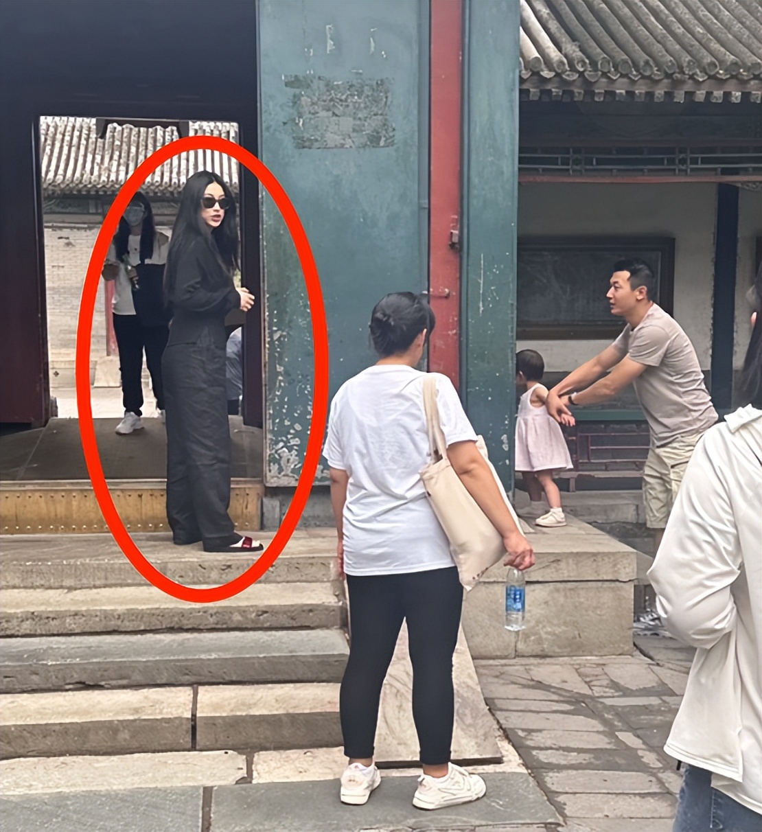 The three members of Zhu Zhu's family were met by chance, their ...