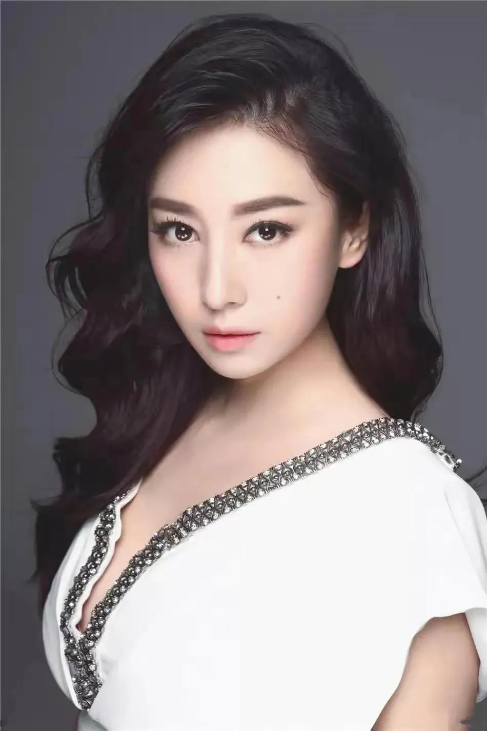 Jia Xiaochen: gentle and generous, charming and charming, full of charm ...