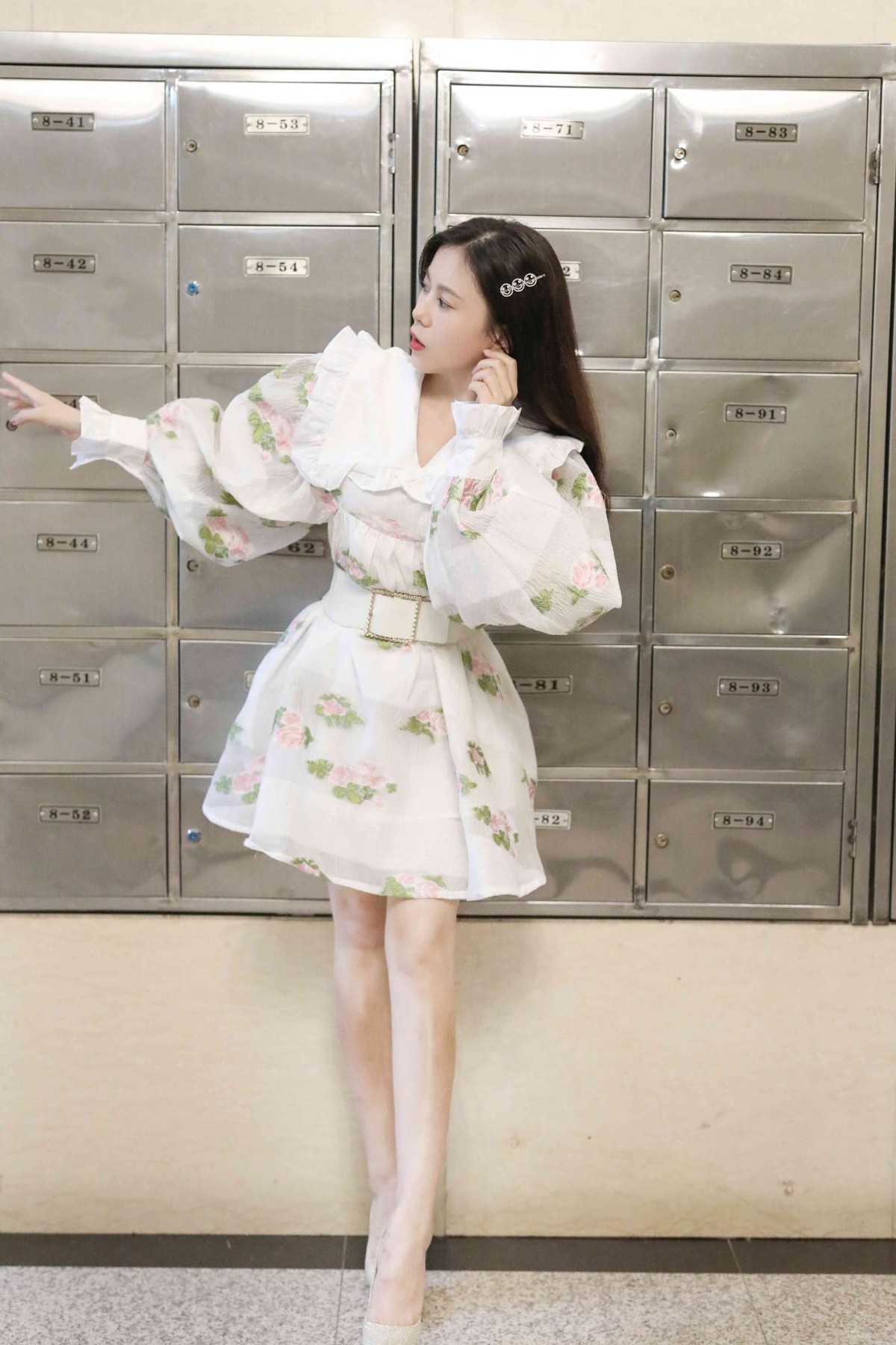 The host Liu Meixi's floral short skirt is fashionable and lively ...