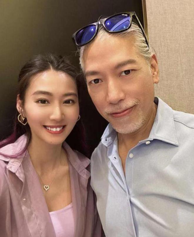 59-year-old Zhang Yaoyang and his rich wife have a party photo, with a burly figure - iNEWS