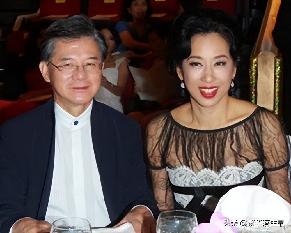 Zhu Lingling attended the event, wearing an off-the-shoulder long dress ...