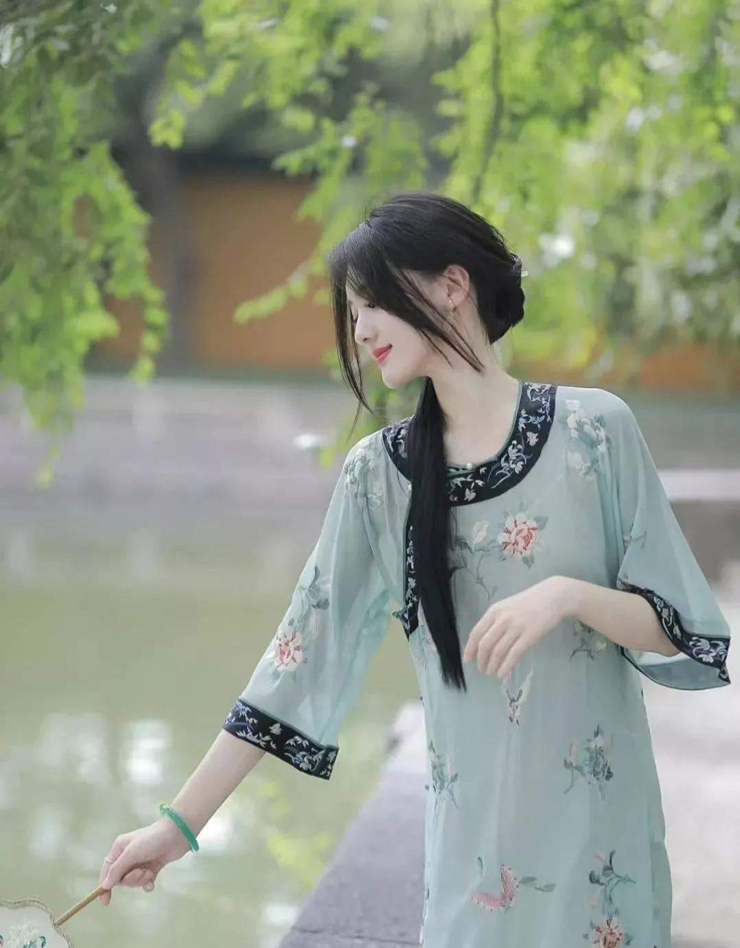 The cold wind is swaying, charming and intoxicating, encountering ...