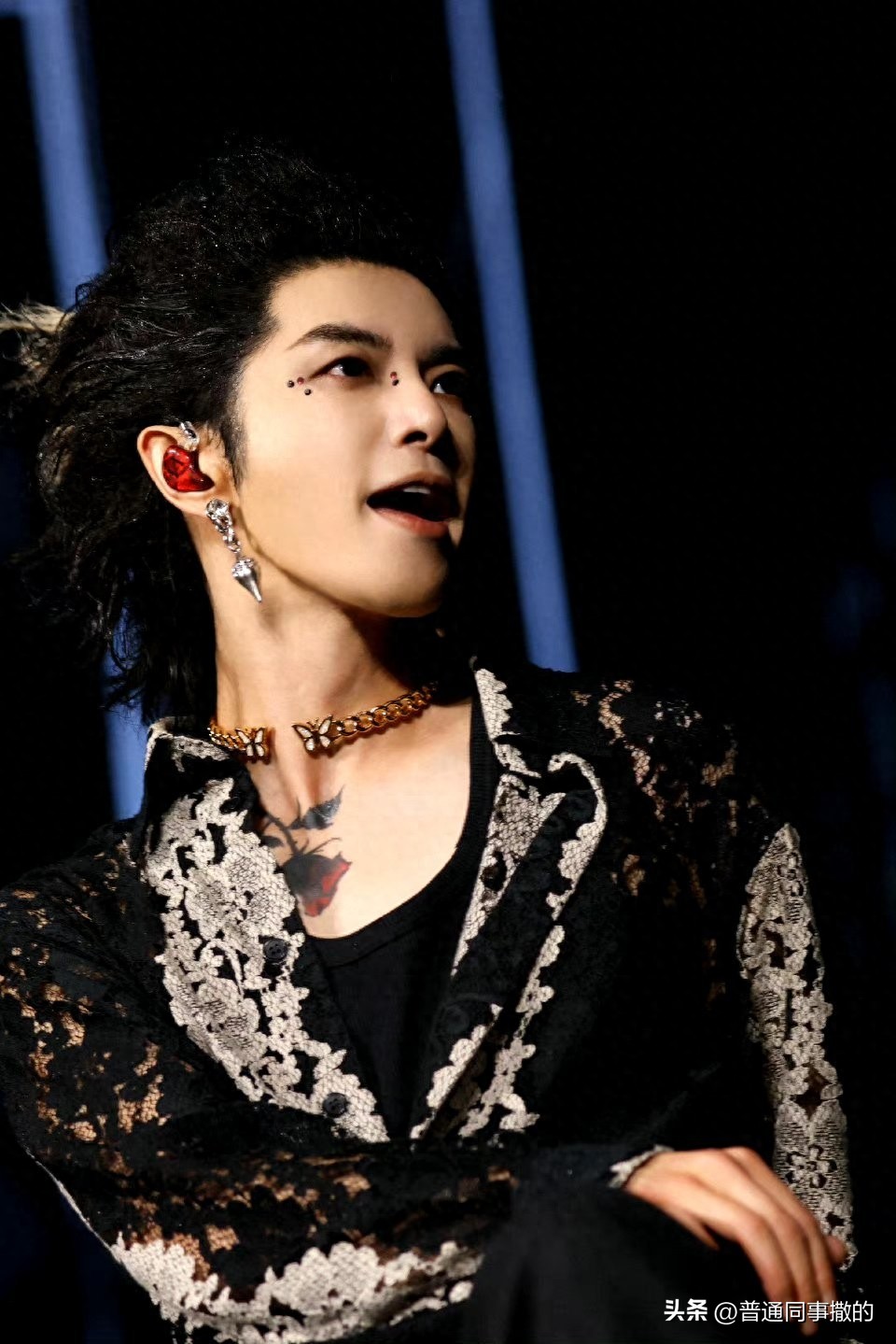 Hua Chenyu's 10th Anniversary Concert: Wearing a wedding dress with ...