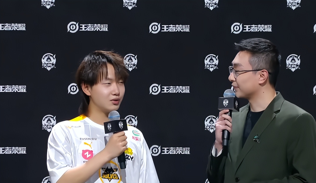 The Wolves defeated LGD, Fei Niu and Mao Shen were moved and embraced, Fei Niu shared Ji Xiaoman ...