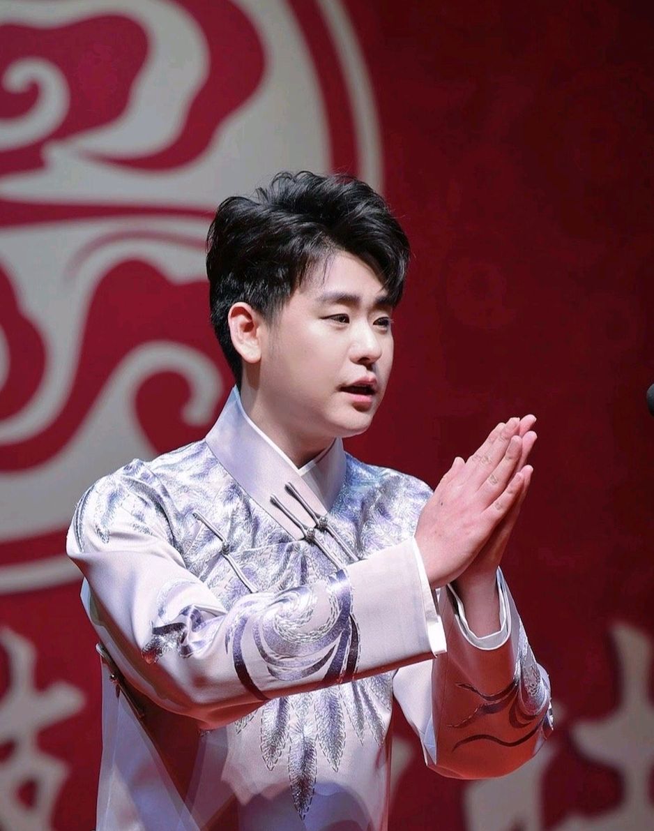 Zhang Yunlei wears an embroidered gown for the first time. Brother ...