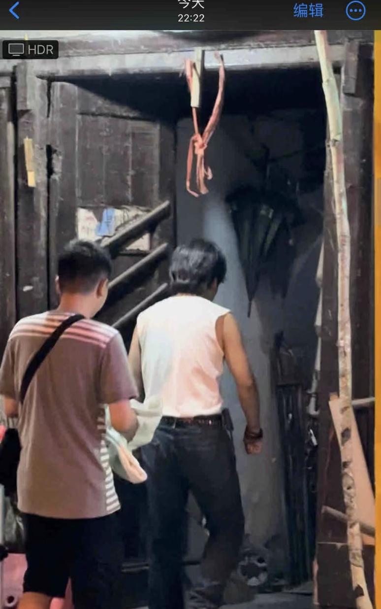 A netizen ran into Guo Qilin eating at a roadside stall, his fat ...