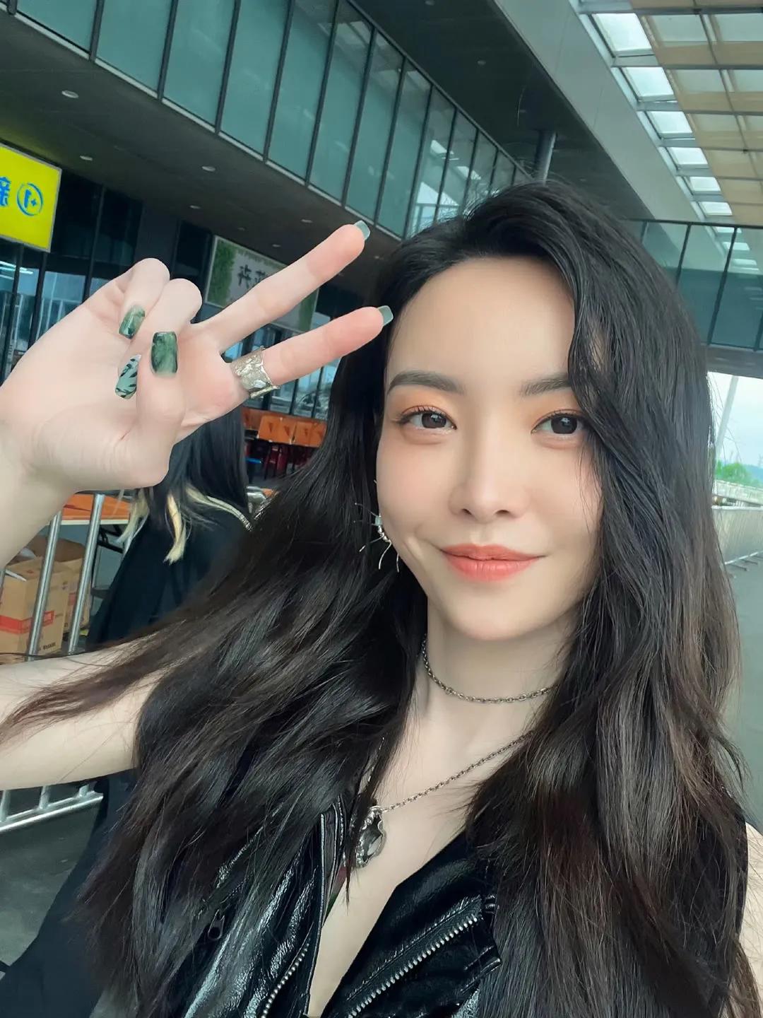 Yu Wenwen, the first female lead in "The Former Three", is talented and ...