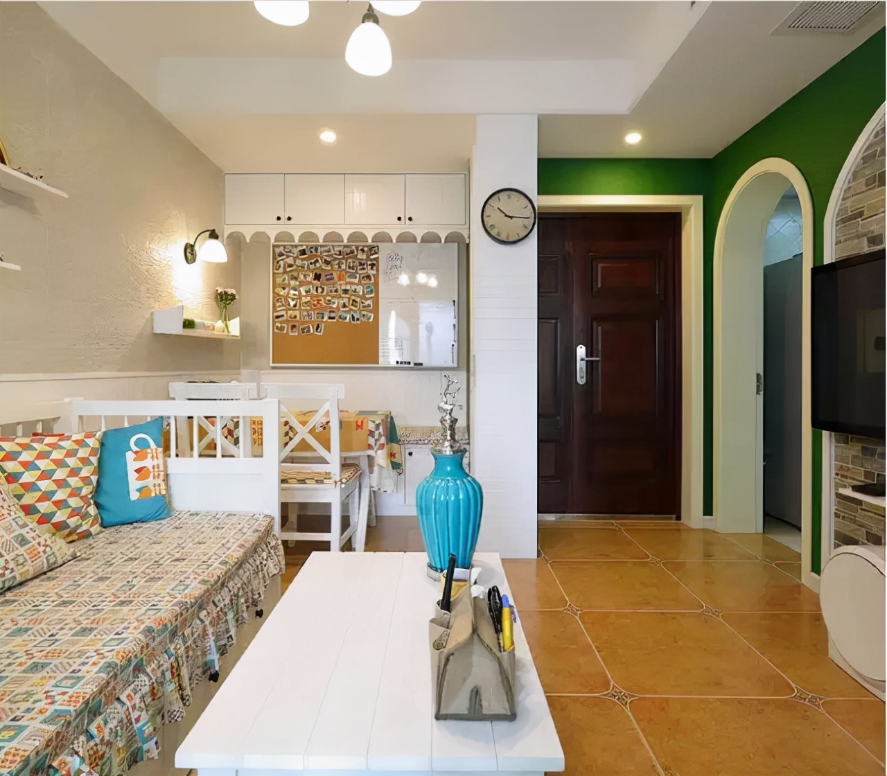 54-square-meter two-room apartment, the colors are so bold, the upper ...