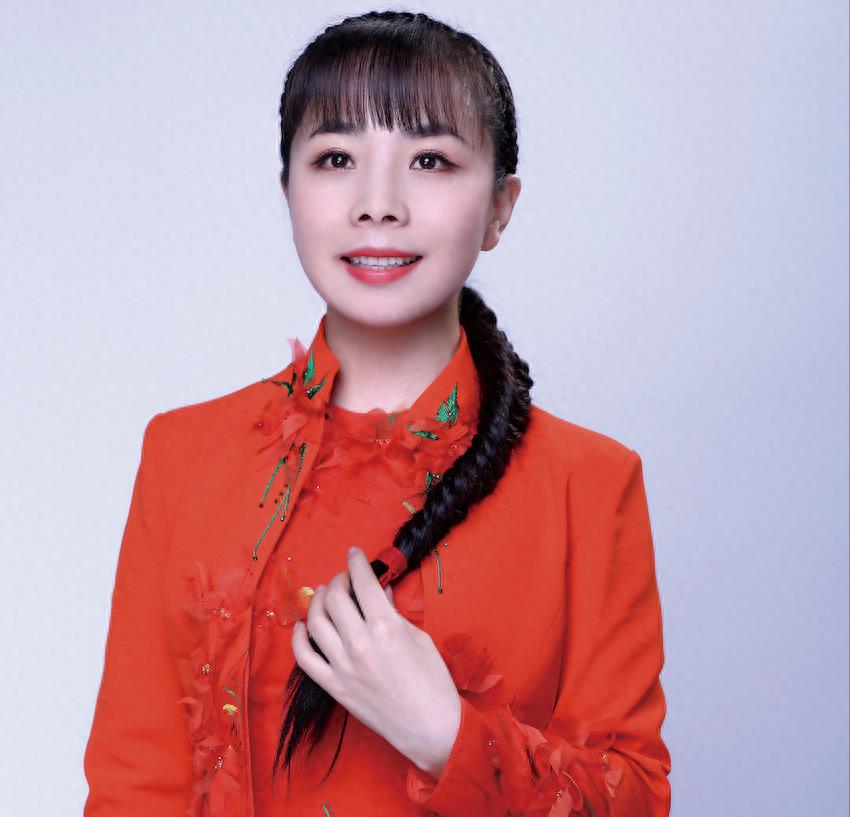 Famous singer Wang Erni: She earns one million a year but is married to ...
