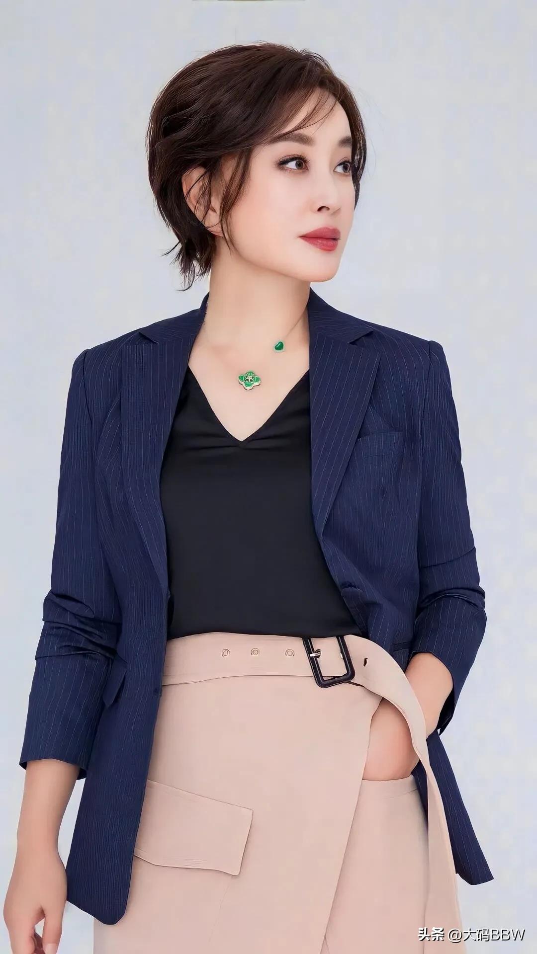 Liu Xiaoqing's beautiful photos are full of charm and amaze everyone ...