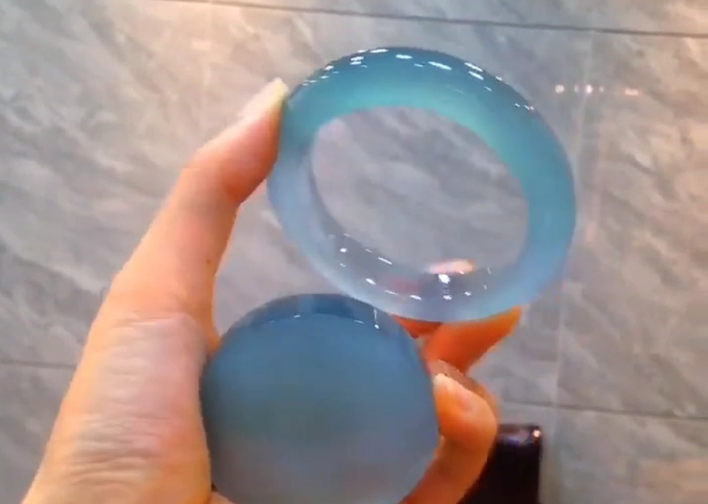 A very bright blue water jade bracelet - iNEWS