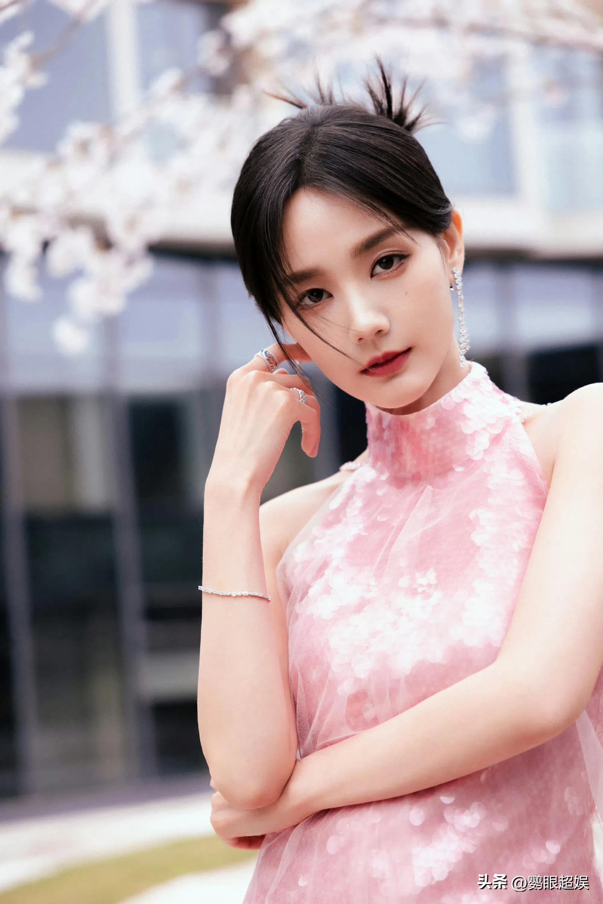 Photo of Li Yitong's pink tulle dress with hanging neck and backless ...