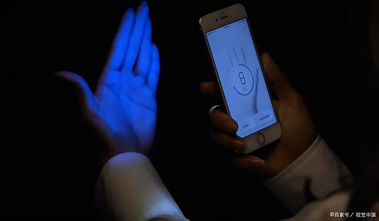 If you have a flashlight on your mobile phone, please pay attention ...