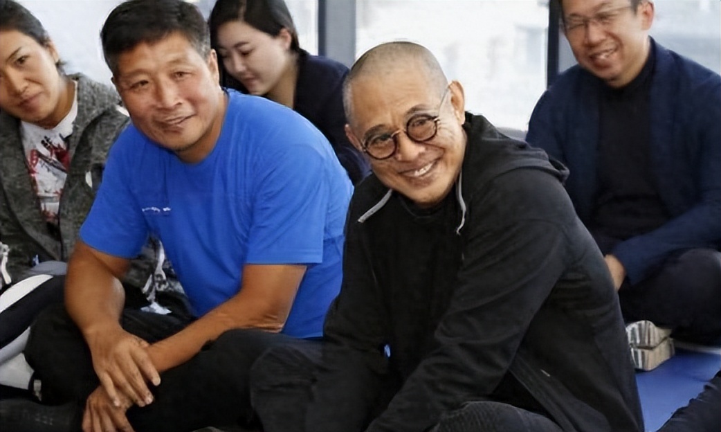 60-year-old Jet Li posted a group photo of his husband and wife, Li Zhi ...