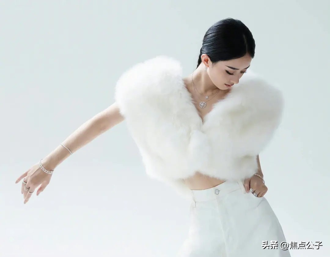 Beautiful Miss Zhao!Zhao Liying appeared in the January issue of ELLE ...