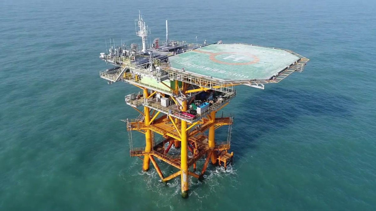 After China's 10,000-ton coast guard ship drove into Suyan Reef with ...