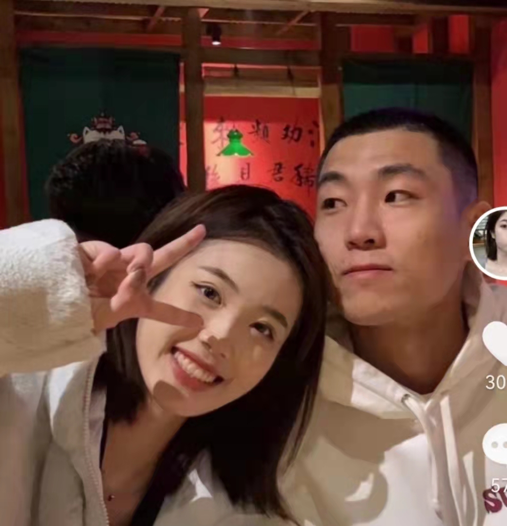 Gao Shiyan and his girlfriend are in the same frame for the first time!Hugs and kisses are very ...