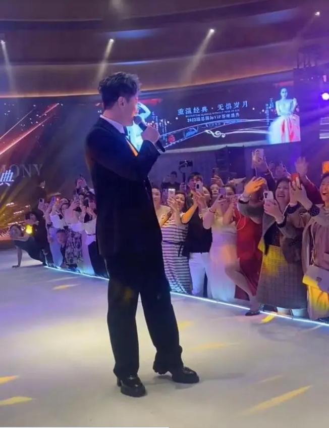The 54-year-old outdated singer Mao Ning is favored by rich women and ...